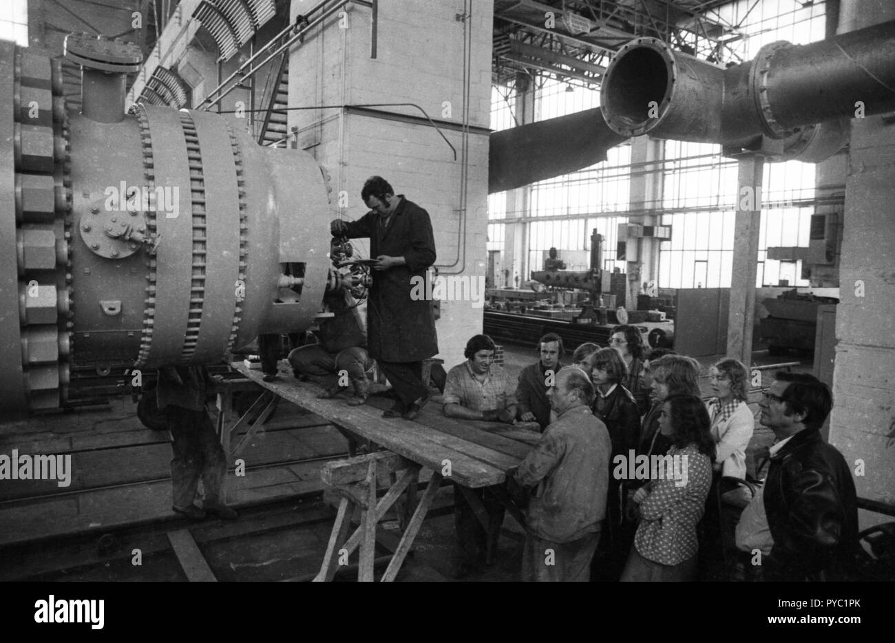 Worker in Karl-Marx-Stadt ( today: Chemnitz) in September 1975. | usage ...