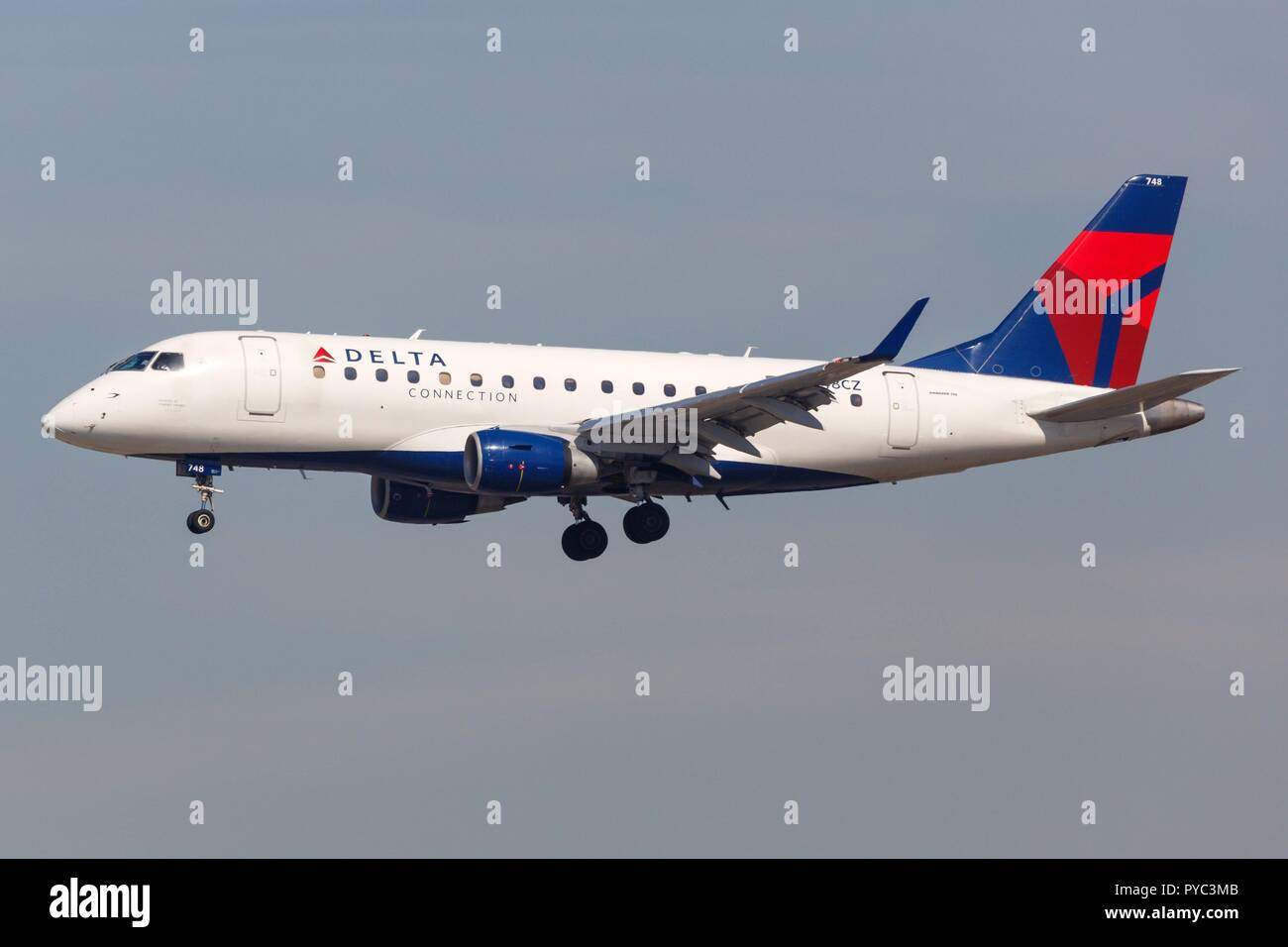 Delta embraer hi-res stock photography and images - Alamy