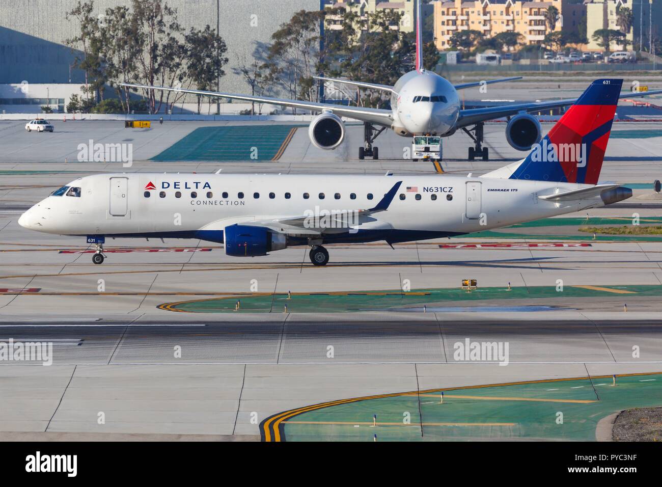 Delta connection airplane hi-res stock photography and images - Alamy