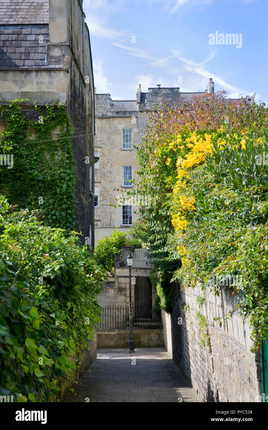 Miles Buildings passageway at the back of The Circus, Bath Somerset ...
