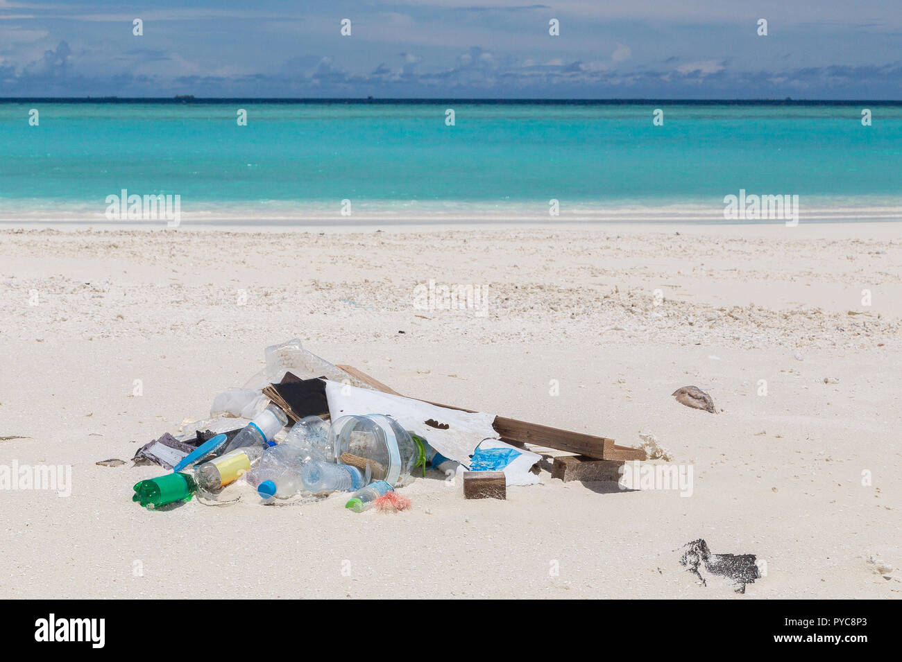 Rubbish on the beach hi-res stock photography and images - Alamy