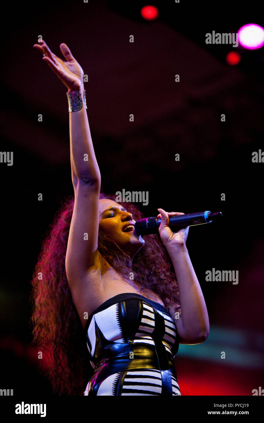 Female singer hi-res stock photography and images - Alamy