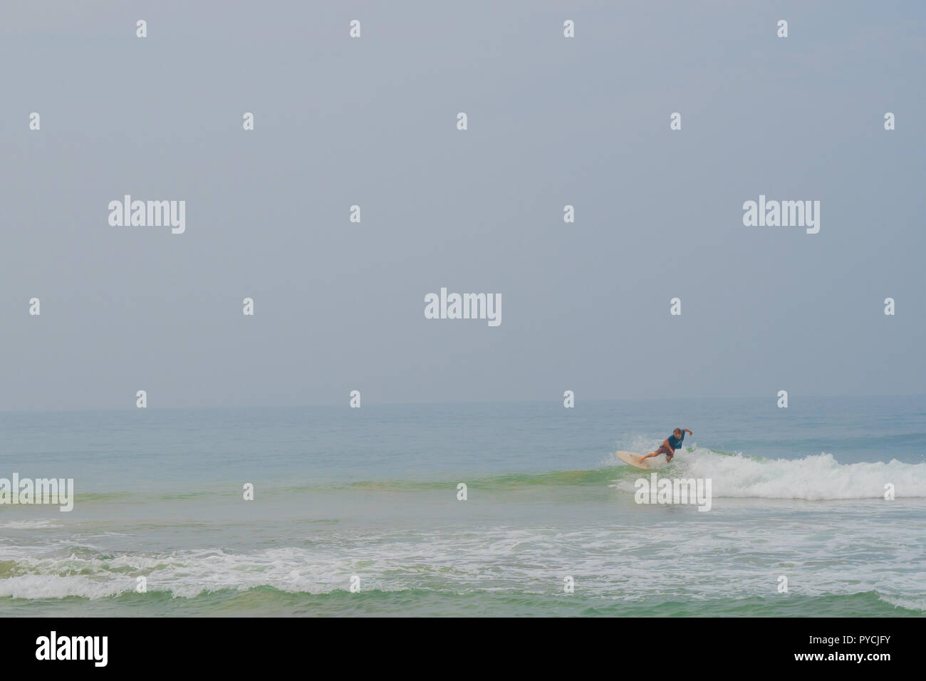 Surfers riding huge surf hi-res stock photography and images - Alamy