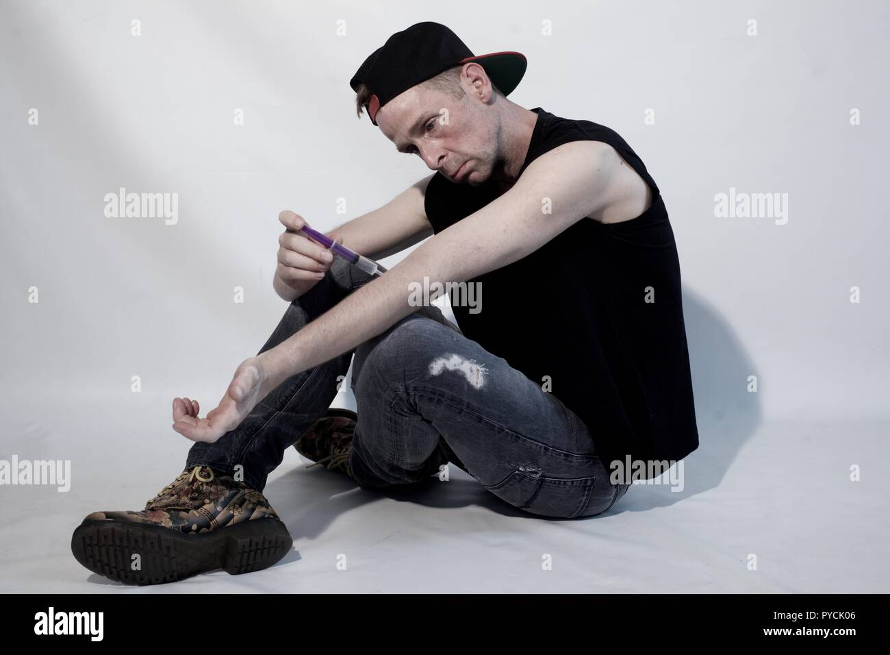 Man injecting drugs Stock Photo - Alamy