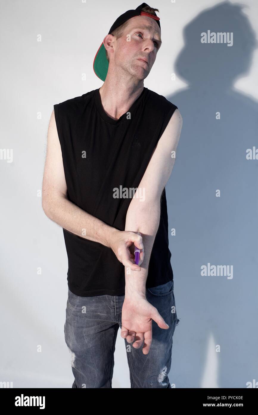 Man injecting drugs Stock Photo - Alamy