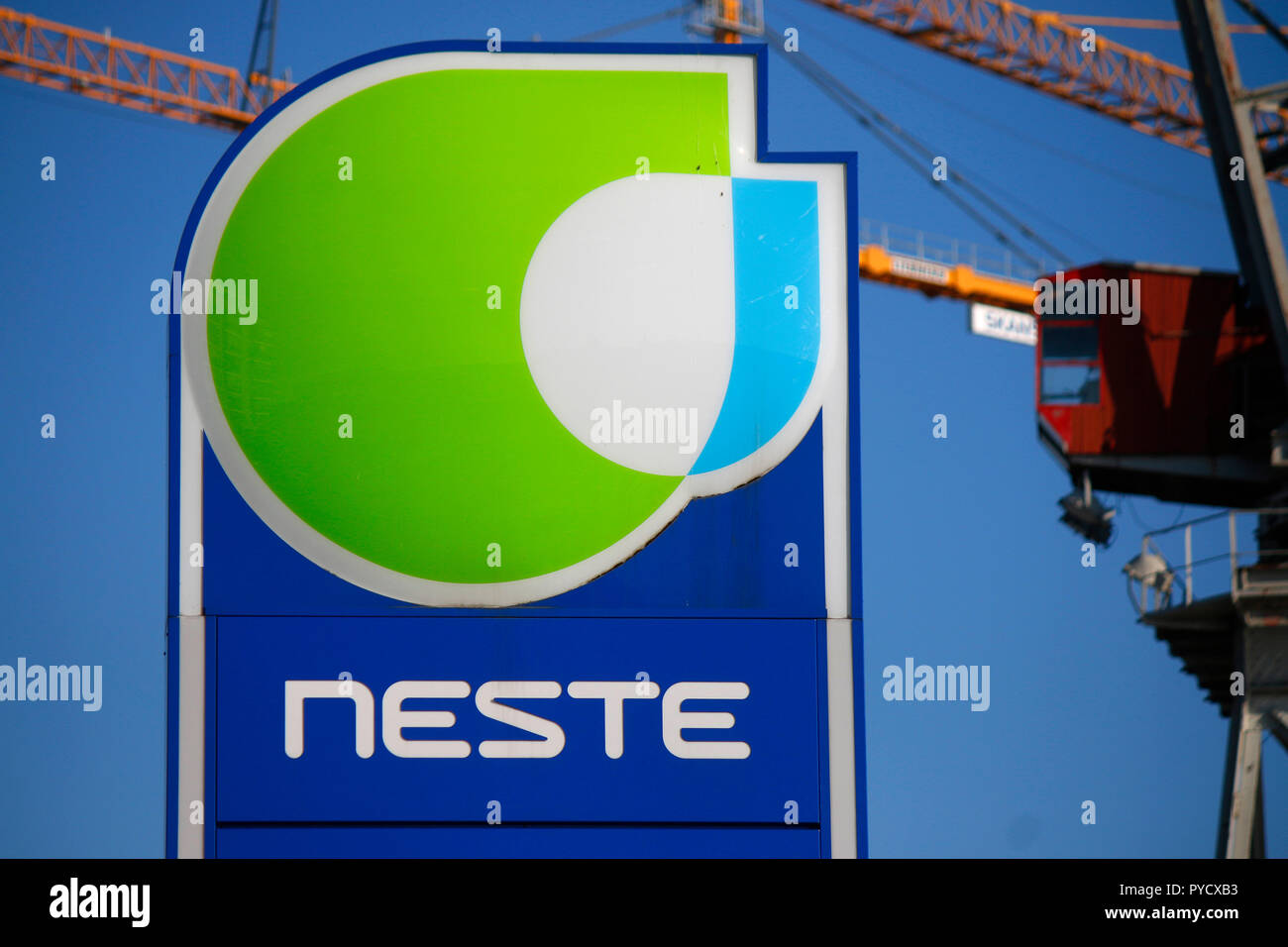 das Logo der Marke/ the logo of the brand "Neste", Helsinki (nur fuer ...