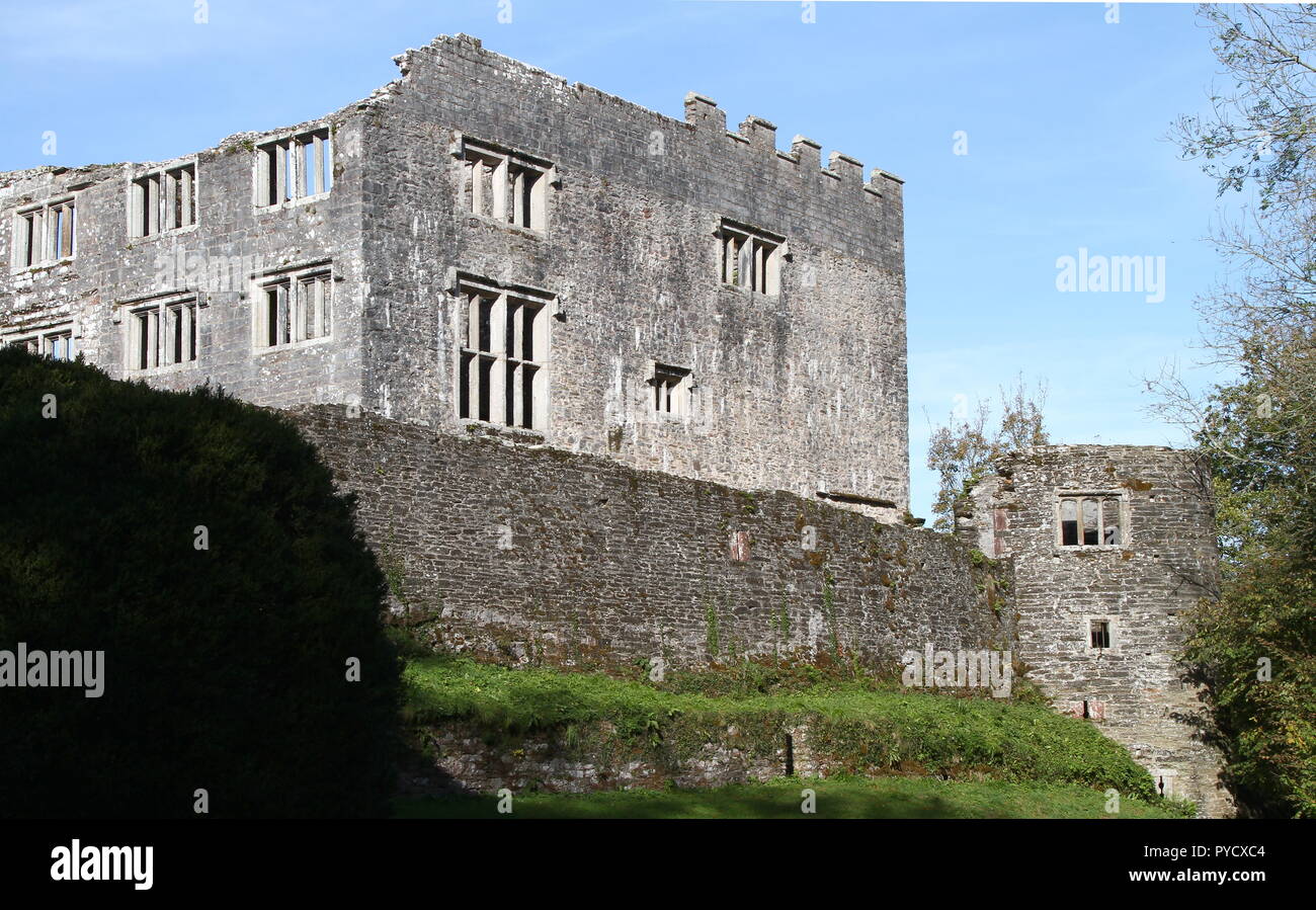 Berry Pomeroy Castle, Devon: Low angle, exterior shot of the castle ...