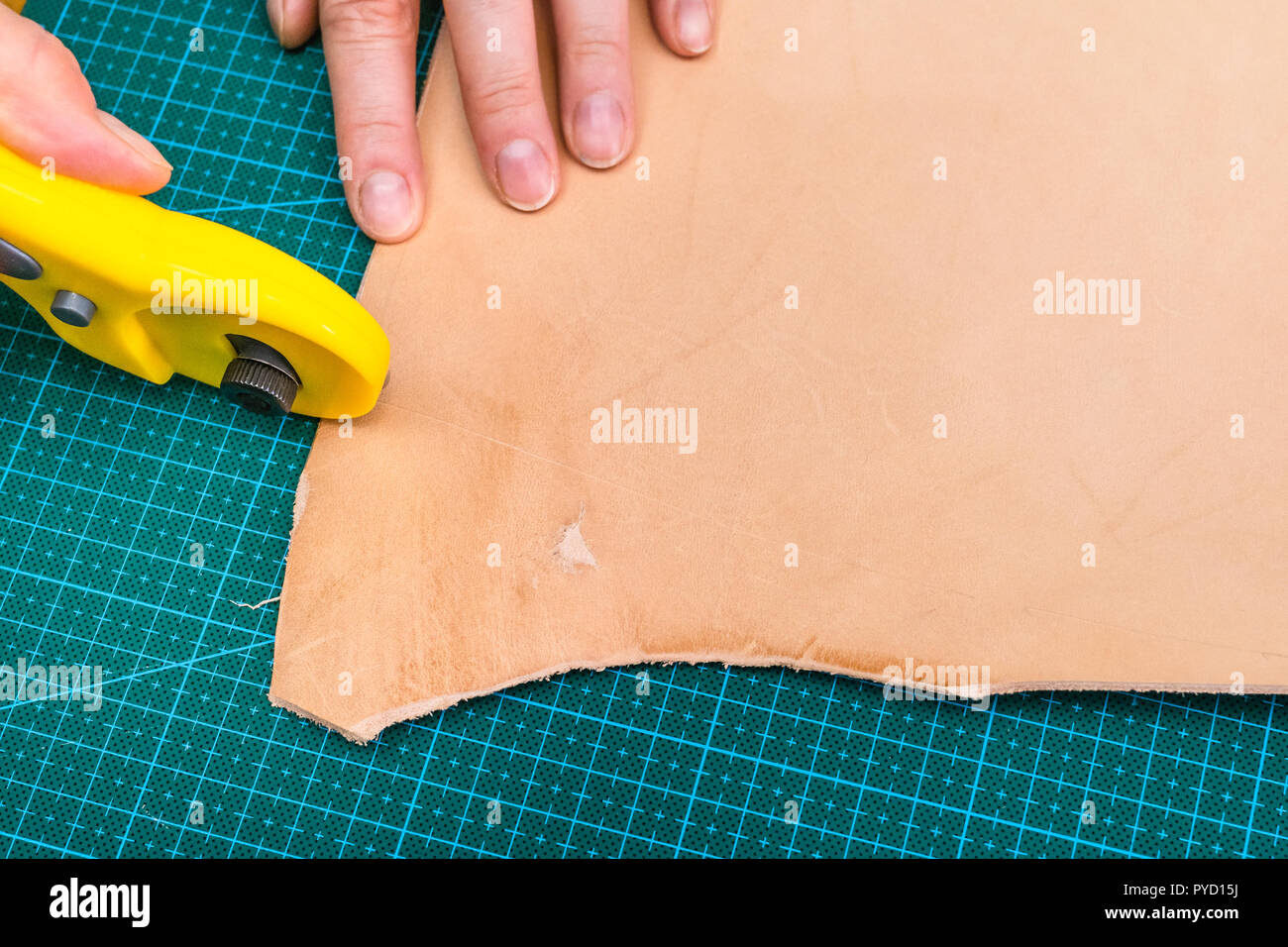 workshop of making the carved leather bag - craftsman cuts edge of ...