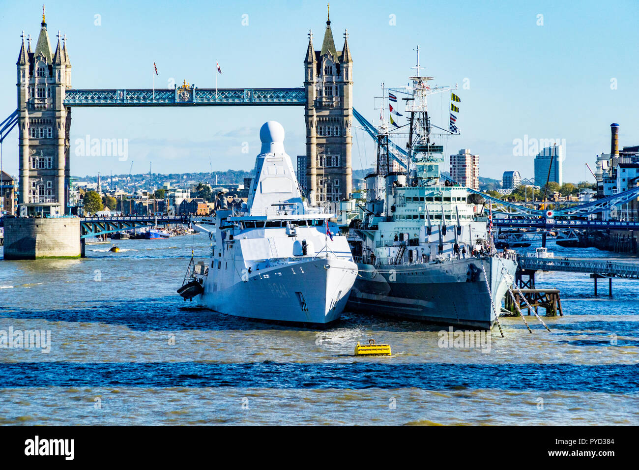 Ships on thames river hi-res stock photography and images - Alamy