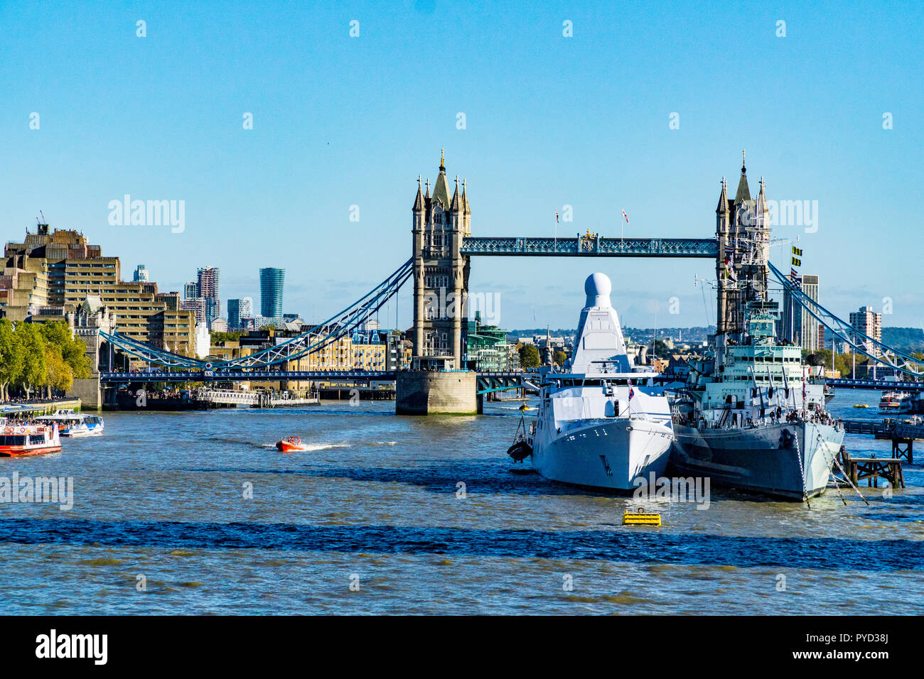 Ships on the thames hi-res stock photography and images - Alamy