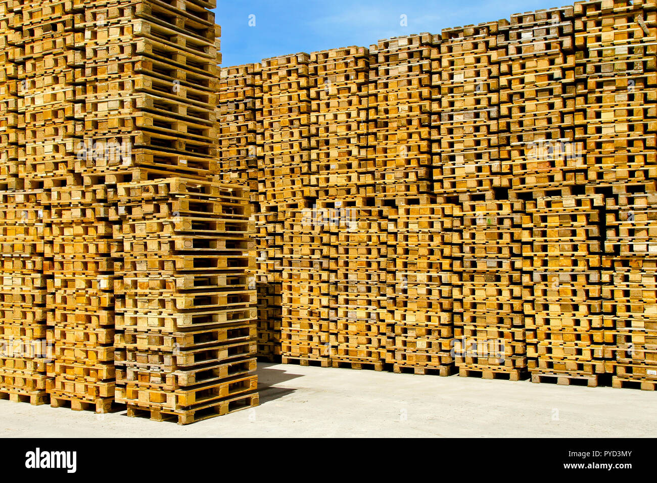 Wooden pallets for cargo and logistic at warehouse Stock Photo - Alamy