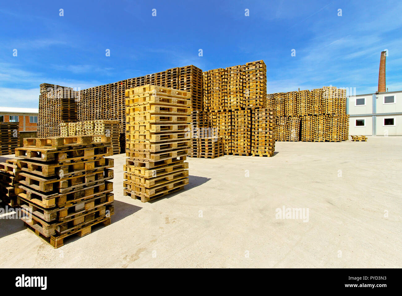 Standard pallet hi-res stock photography and images - Alamy