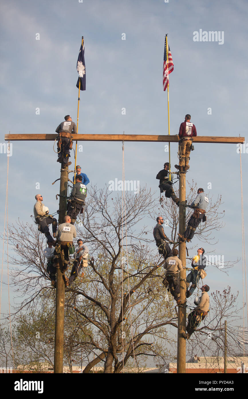 Linemen hi-res stock photography and images - Alamy
