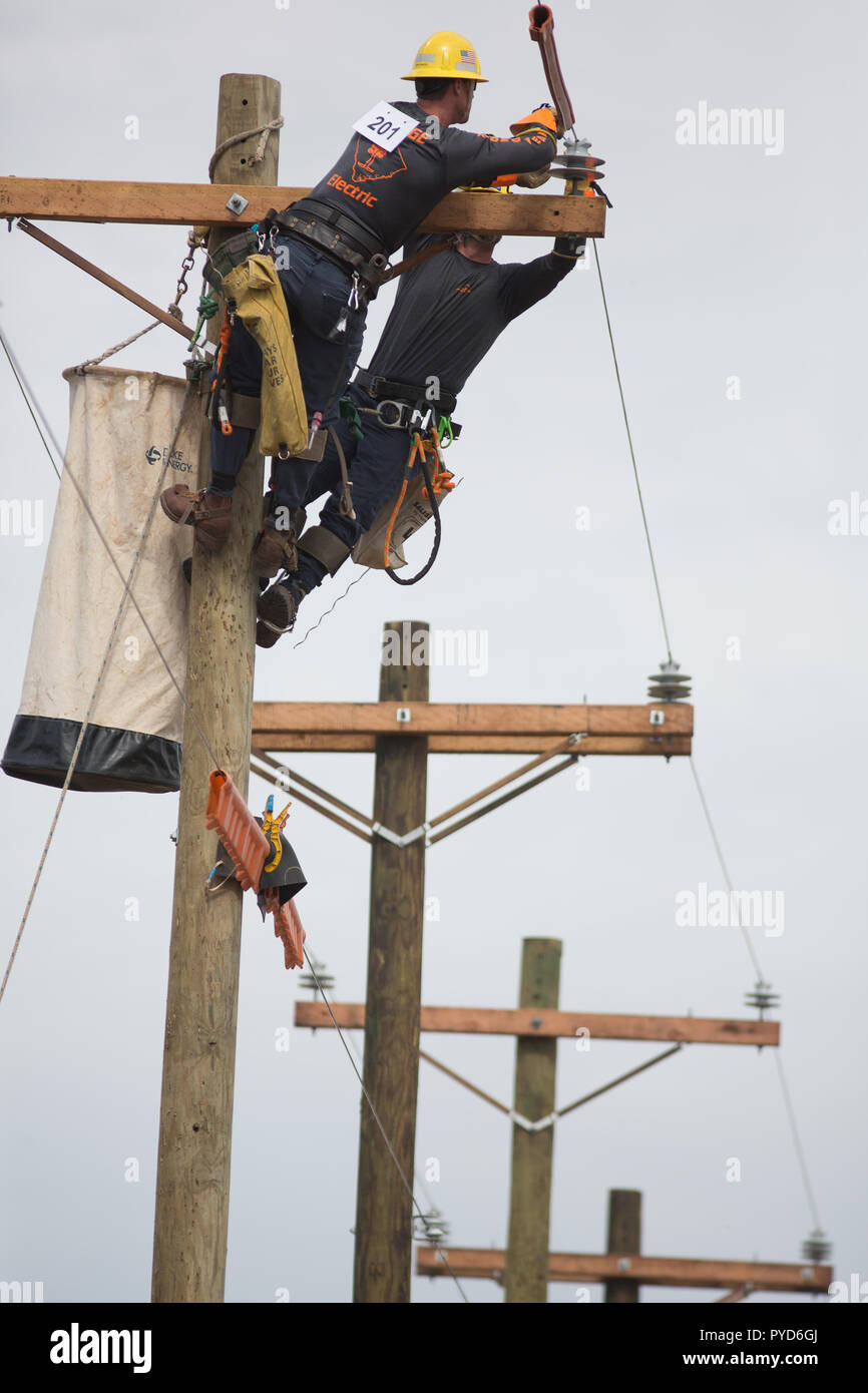 Telephone poles and wires hi-res stock photography and images - Alamy