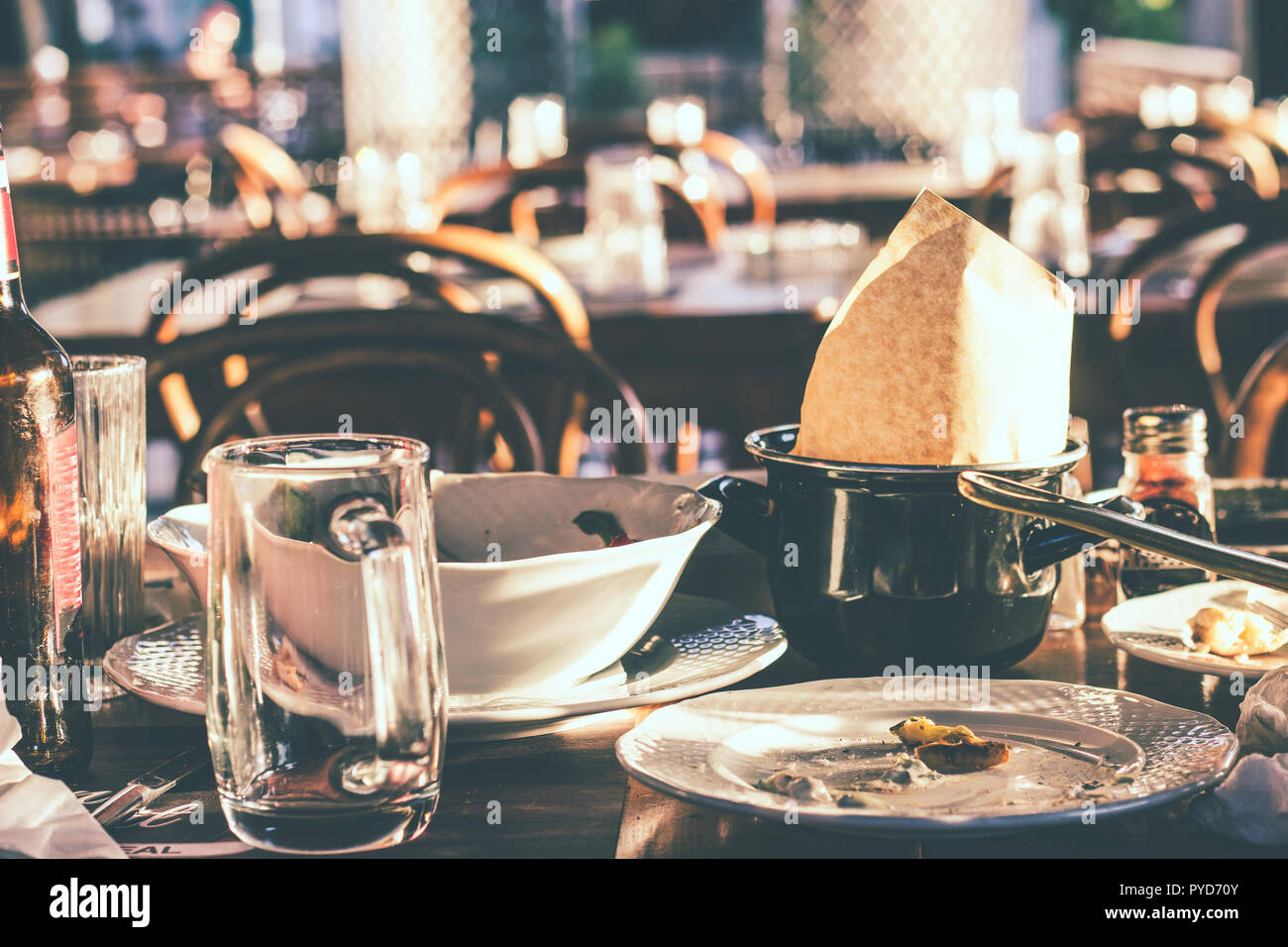 Empty dinner plates hi-res stock photography and images - Alamy