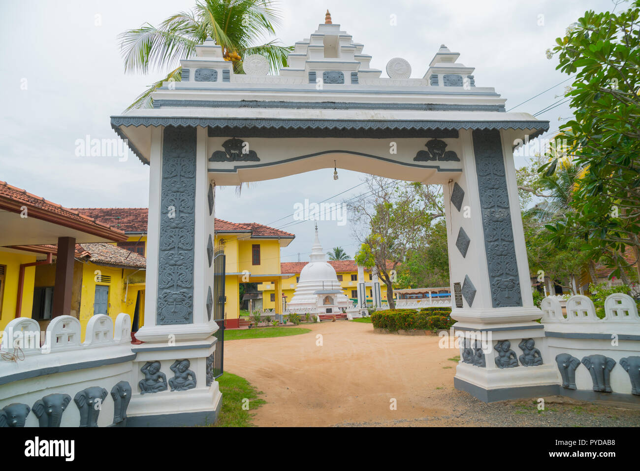 Gate entrance to the Buddhist temple Stock Photo - Alamy