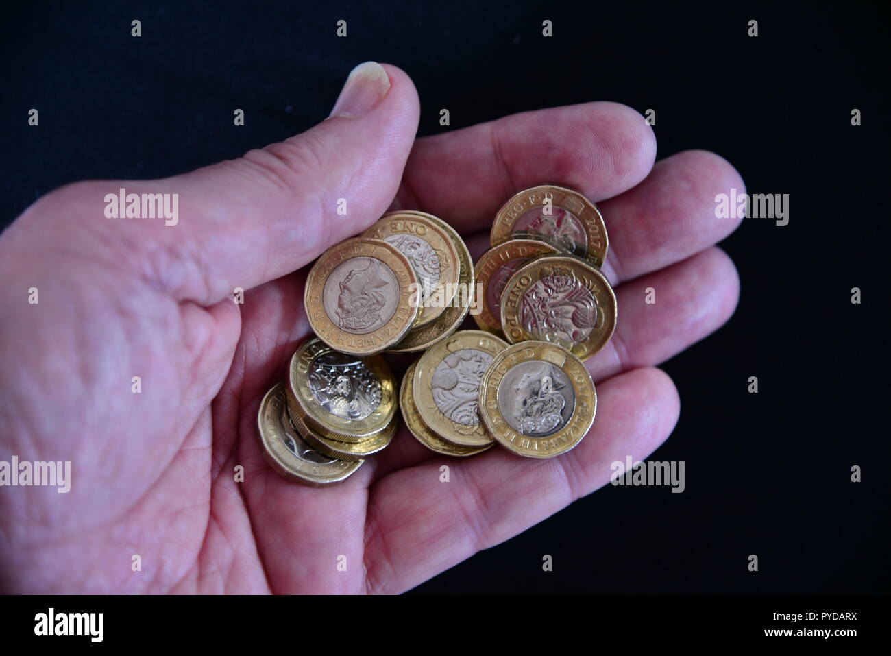 Cash in hand Stock Photo - Alamy