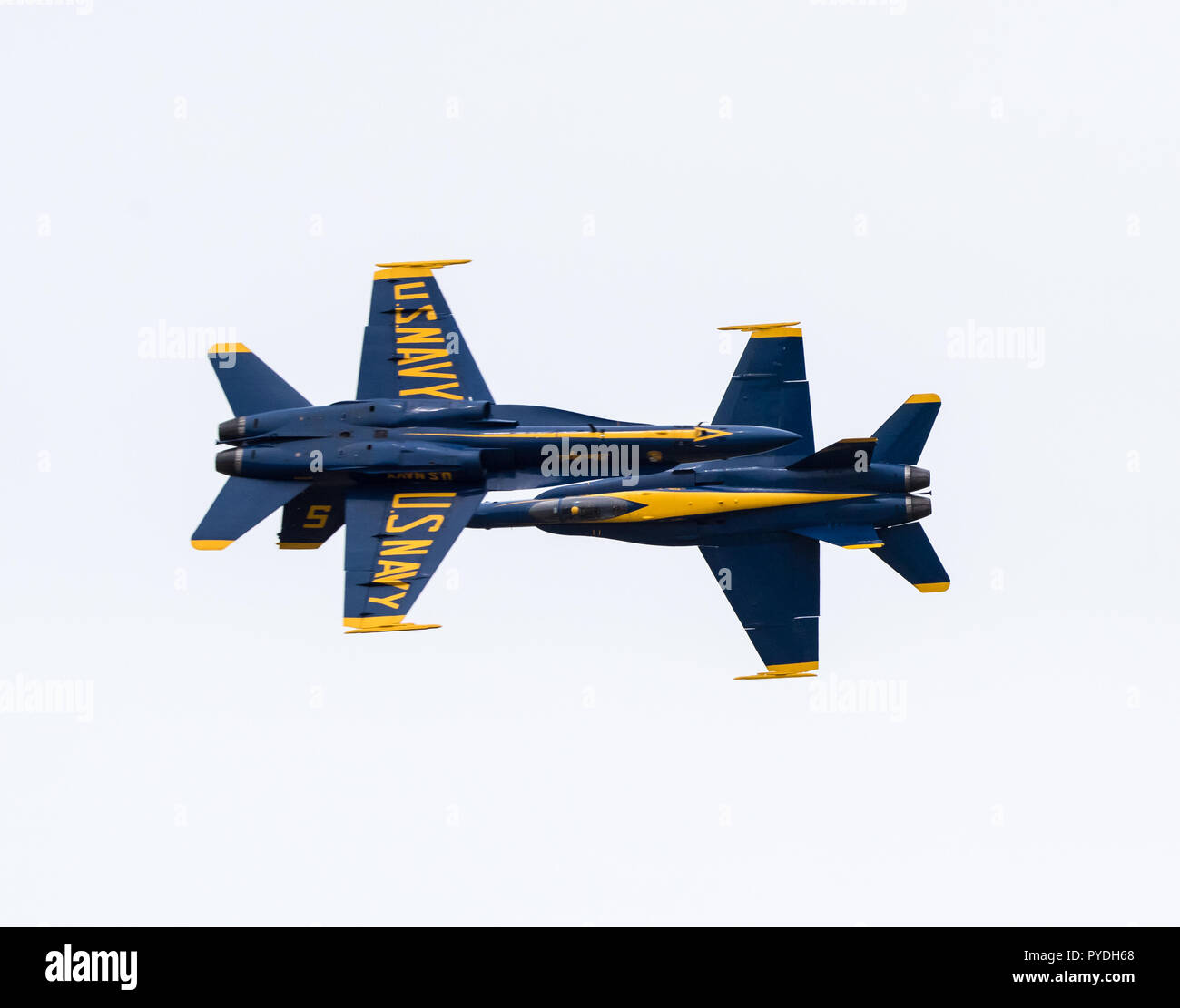 Opposing knife edge pass hi-res stock photography and images - Alamy