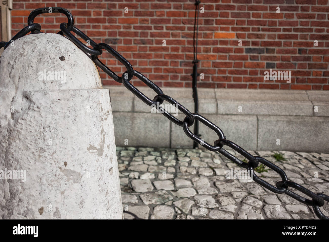 Black metal chain hi-res stock photography and images - Alamy