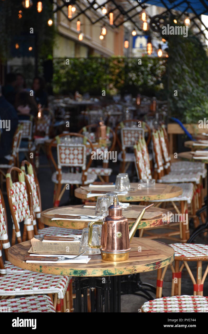 Empty cafe paris hi-res stock photography and images - Alamy