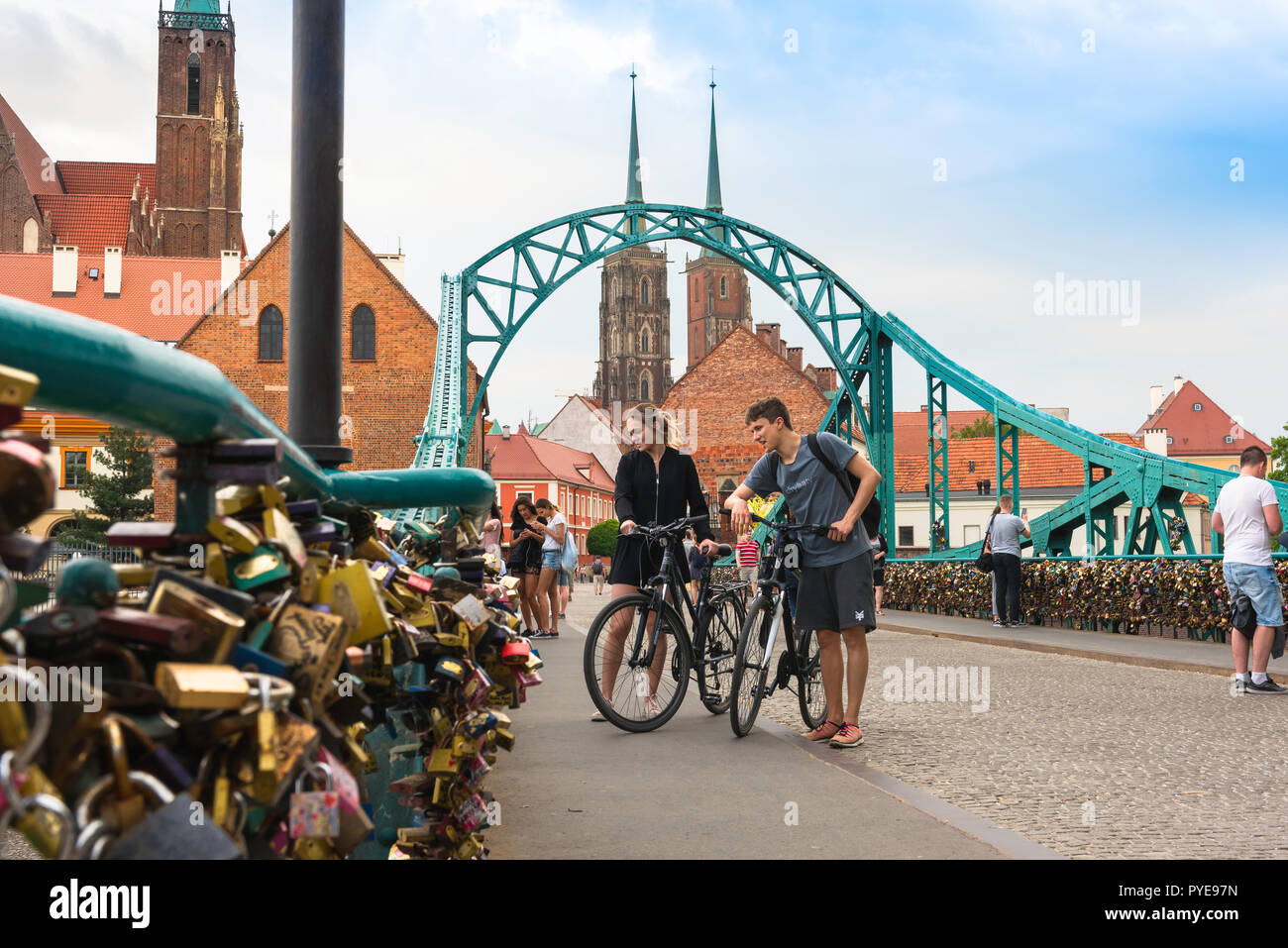 Fixed bridge hi-res stock photography and images - Alamy