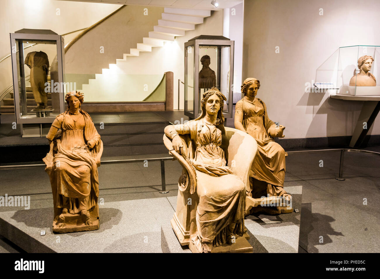 Ancient roman women statues hi-res stock photography and images - Alamy