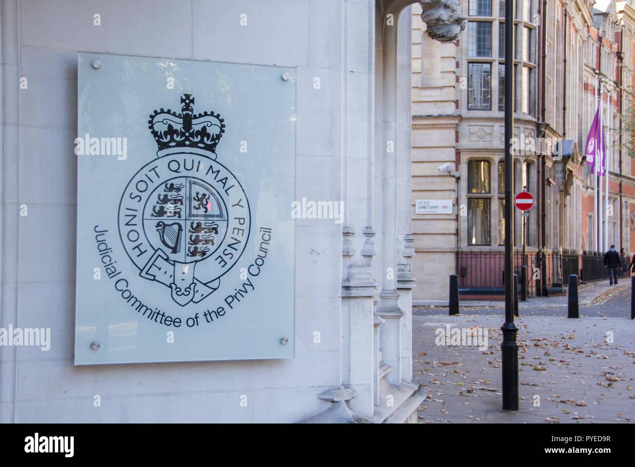 Order of the garter coat of arms hi-res stock photography and images ...