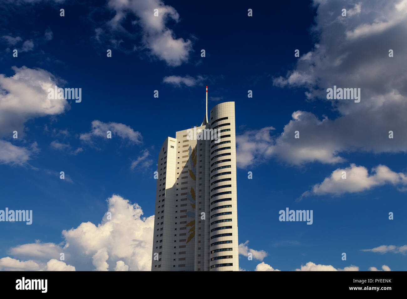 Concrete sky scraper hi-res stock photography and images - Alamy