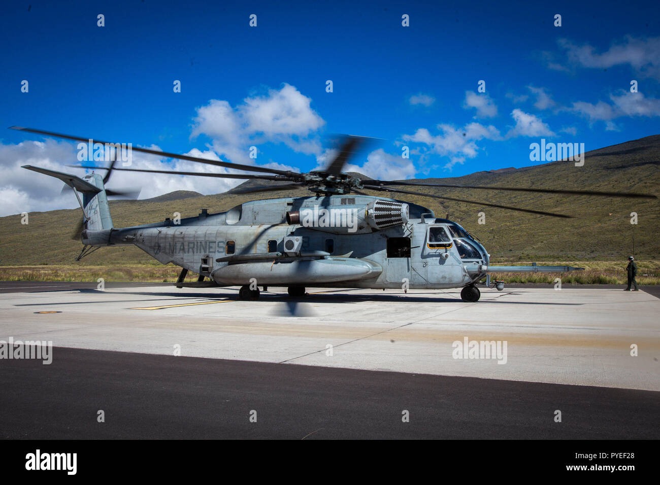 A CH-53E Super Stallion with Marine Heavy Helicopter Squadron (HMH) 463 ...