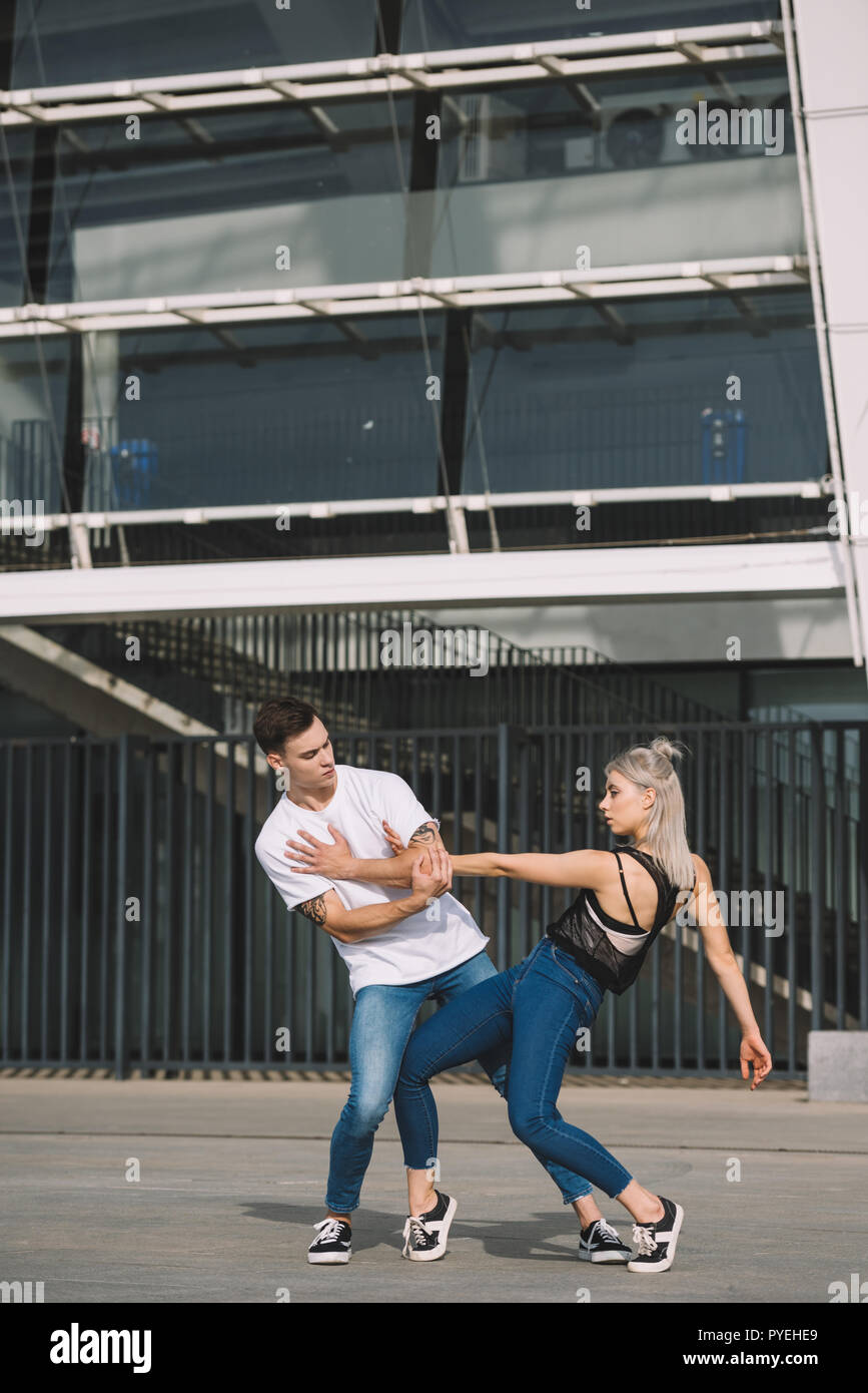 Dancers performing street hi-res stock photography and images - Alamy