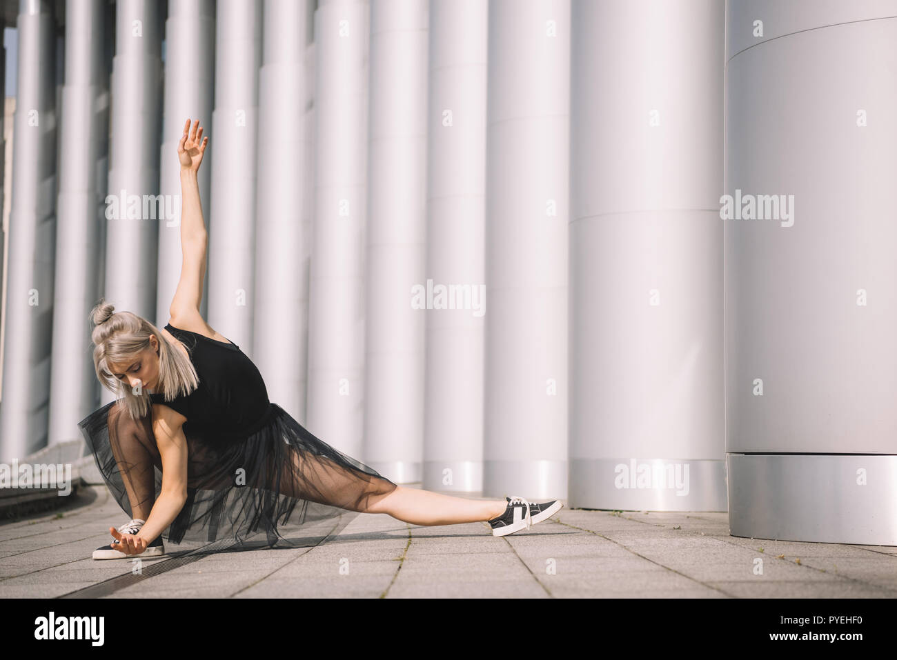 Young girl ballet street hi-res stock photography and images - Alamy