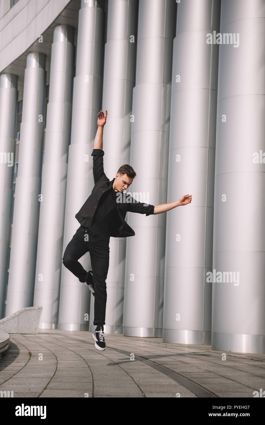Contemporary dance performer jump hi-res stock photography and images ...