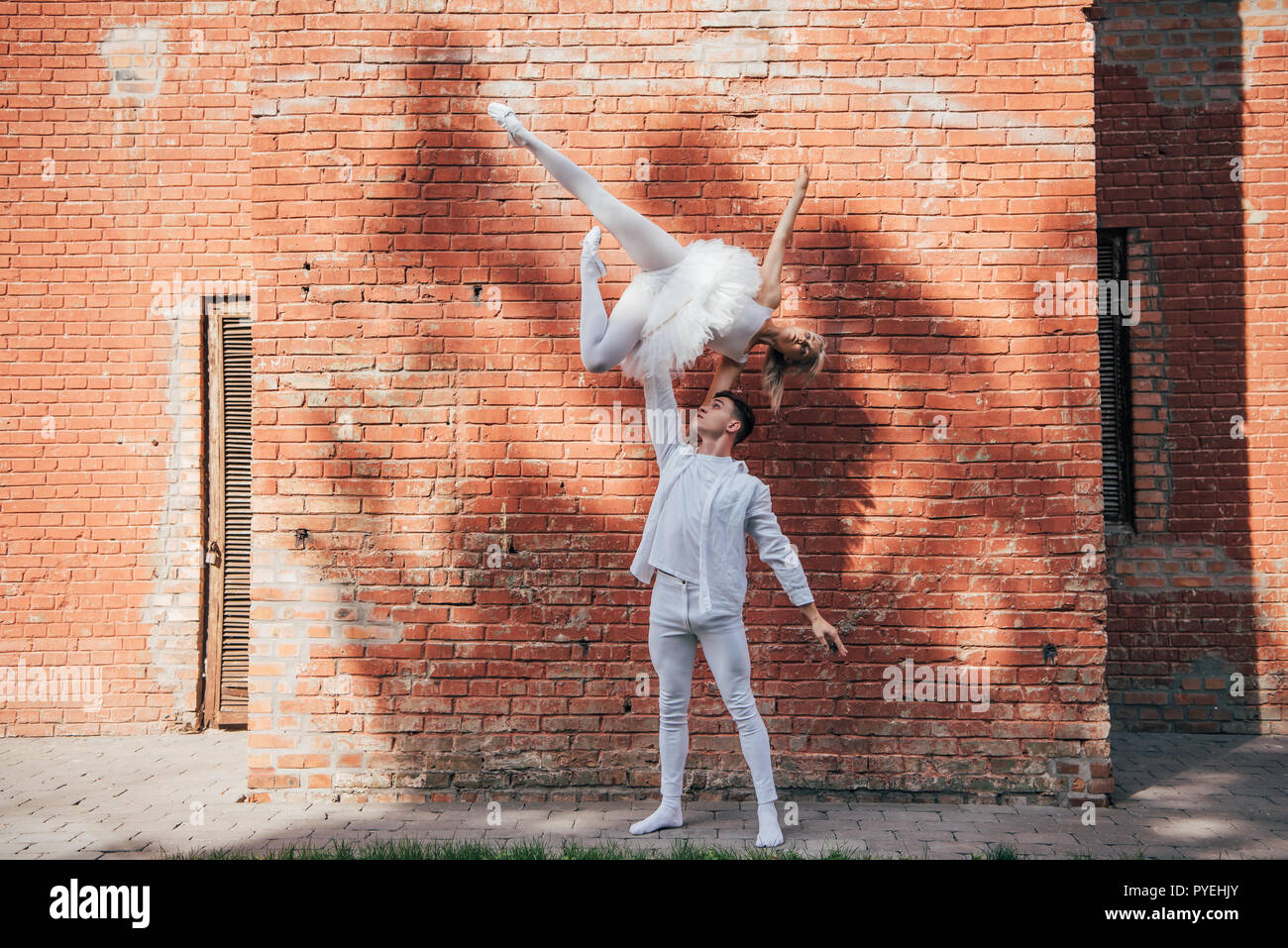 Couple dancers wall hi-res stock photography and images - Alamy