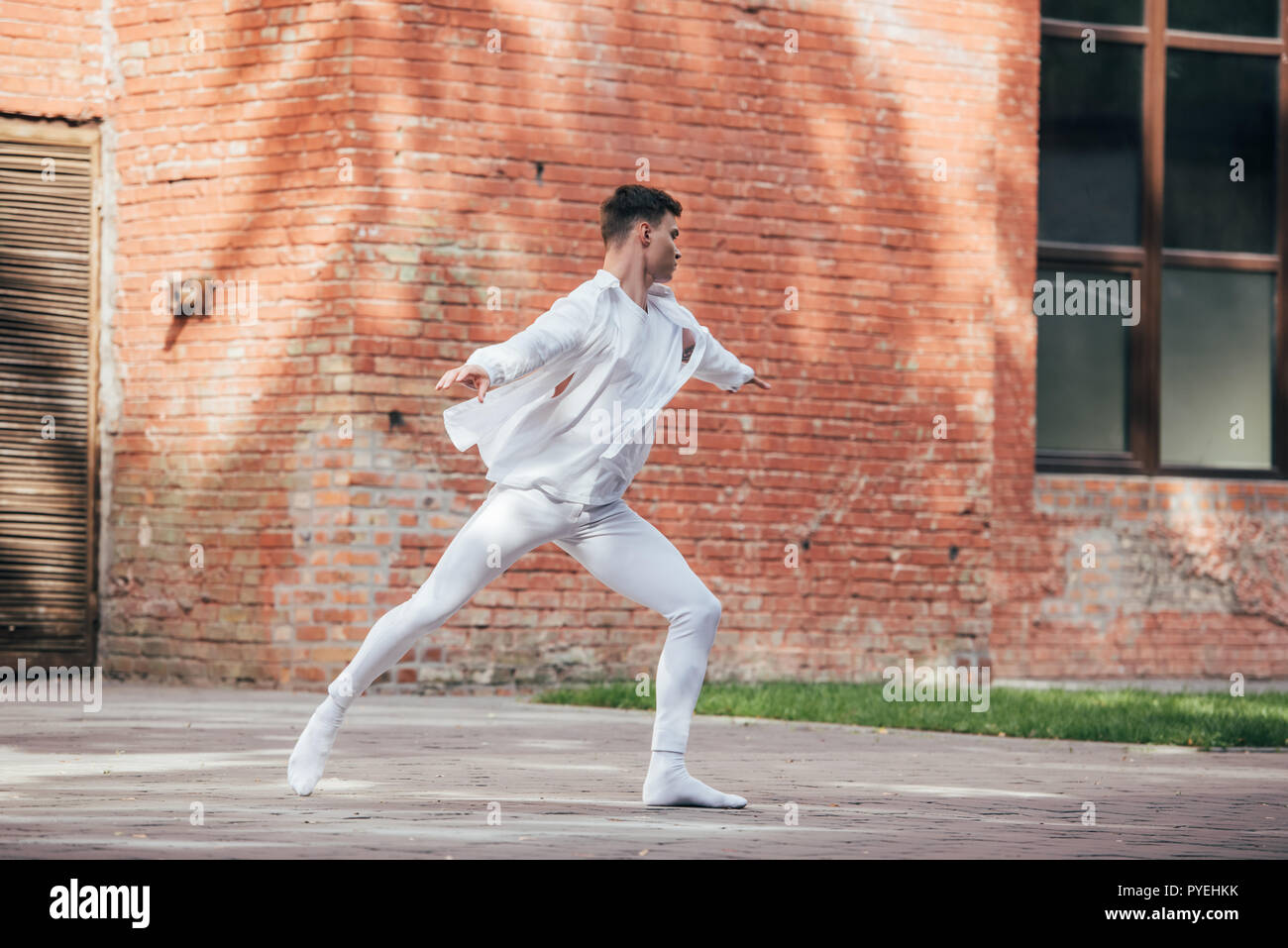 Practicing male ballet dancer hi-res stock photography and images - Alamy