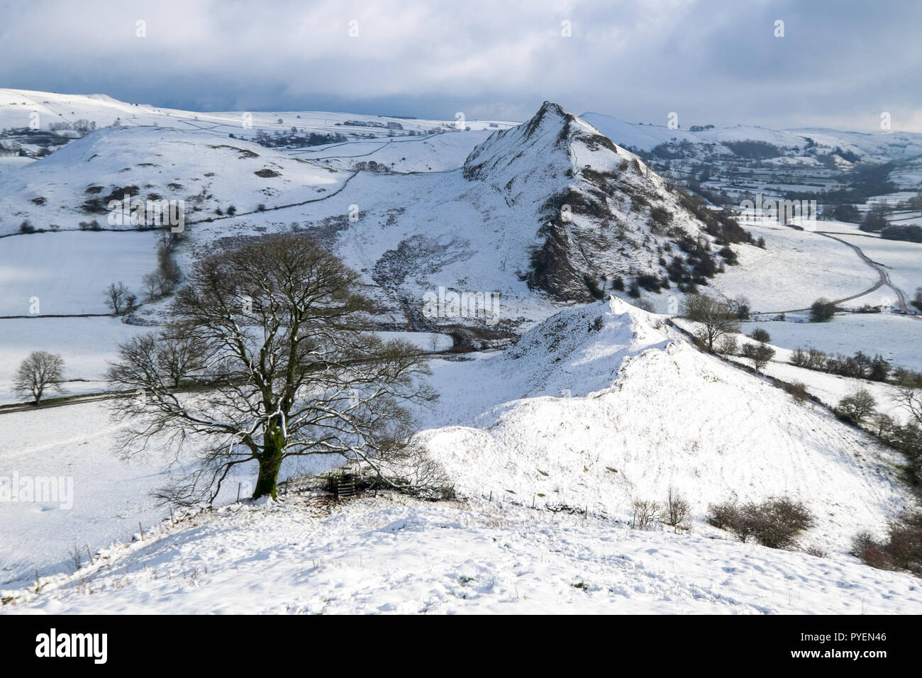 Parkhouse Hill from Chrome Hill in winter snow, Peak District National ...