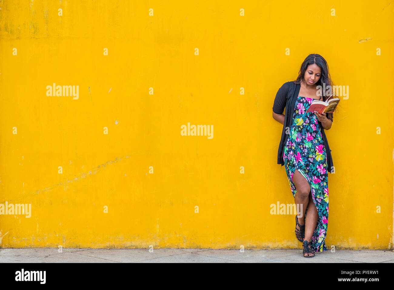 Reading real people hi-res stock photography and images - Alamy