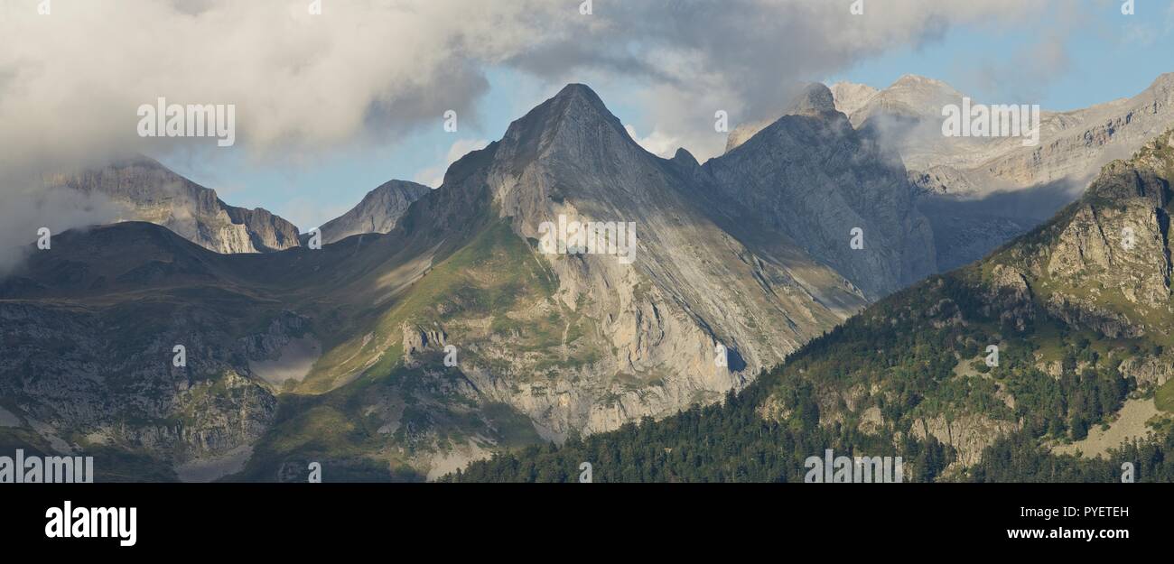 Gr10 pyrenees hi-res stock photography and images - Alamy
