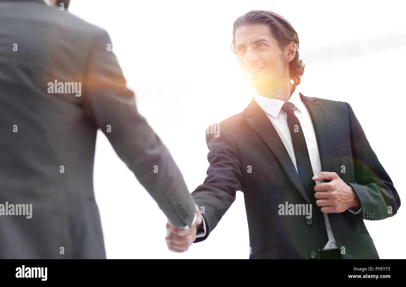 welcome and handshake of business partners Stock Photo - Alamy