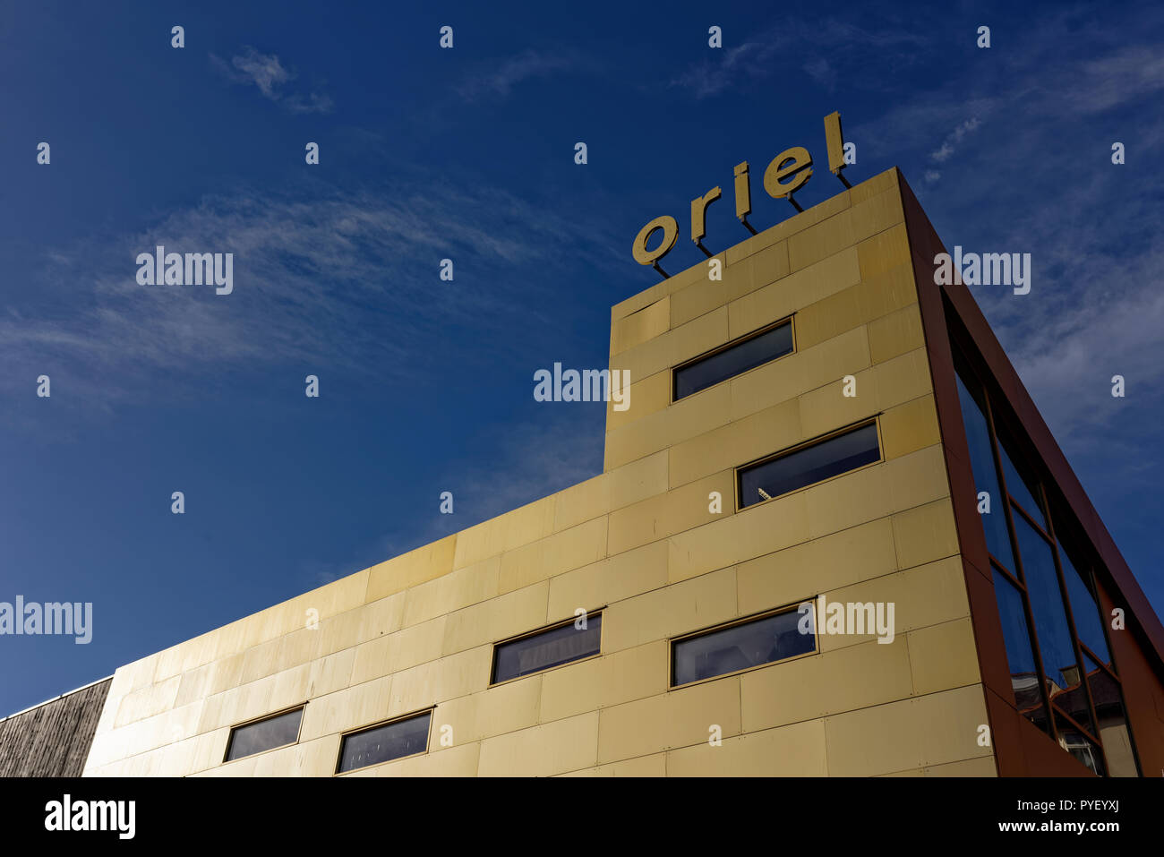 Gold anodised metal rainscreen cladding hi-res stock photography and ...