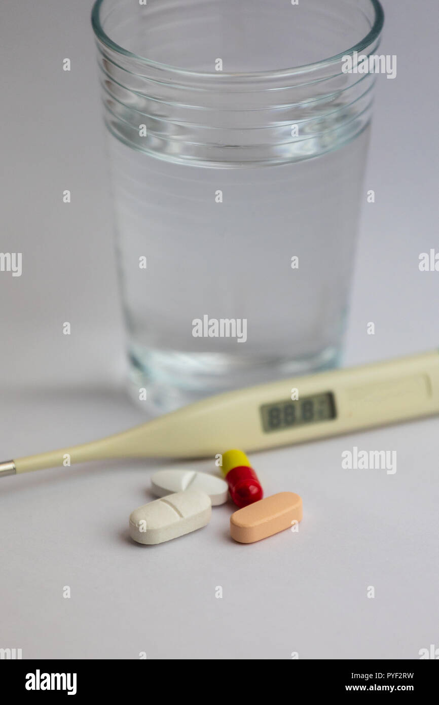 Pink tablets glass water hi-res stock photography and images - Alamy