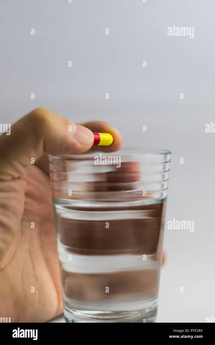 Pink tablets glass water hi-res stock photography and images - Alamy