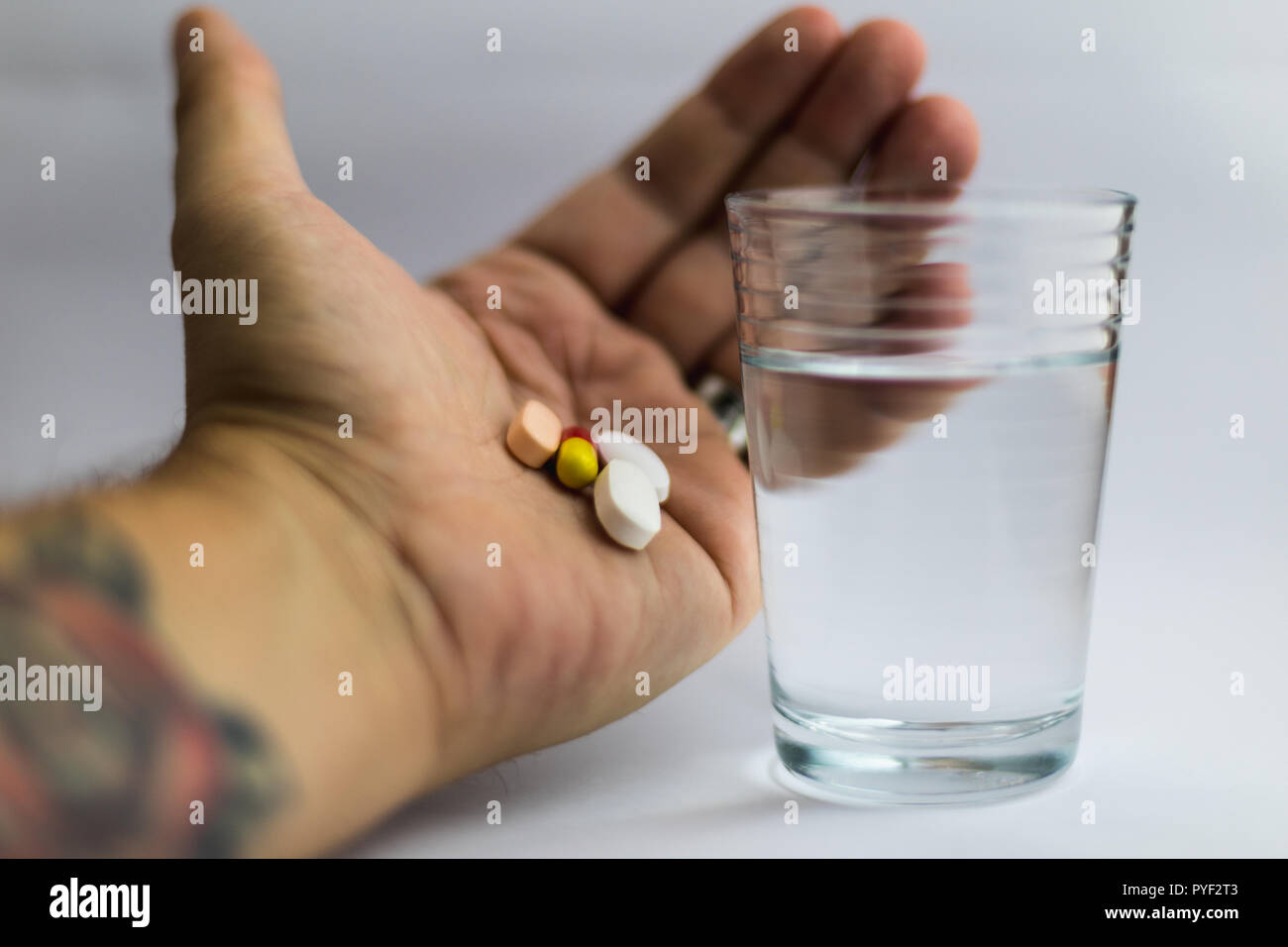 Pink tablets glass water hi-res stock photography and images - Alamy