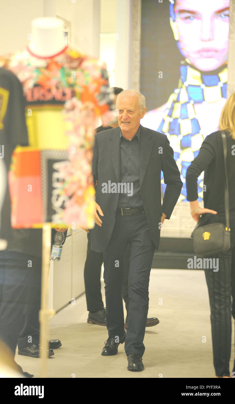 Santo Versace goes to visit the employees at the Versace store in Via ...