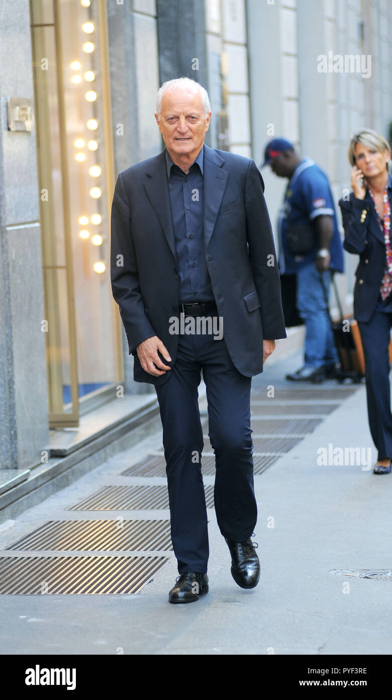 Santo Versace goes to visit the employees at the Versace store in Via ...