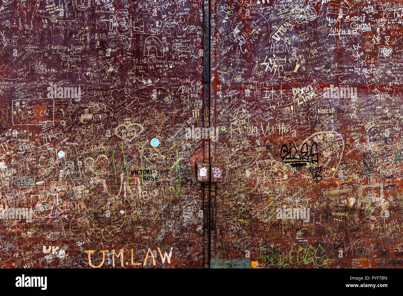 Street art graffiti on gate hi-res stock photography and images - Alamy