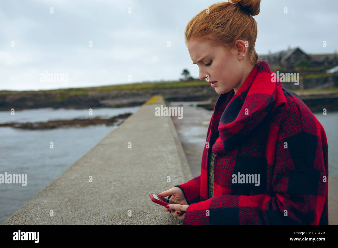 Mobile phone at the beach hi-res stock photography and images - Alamy