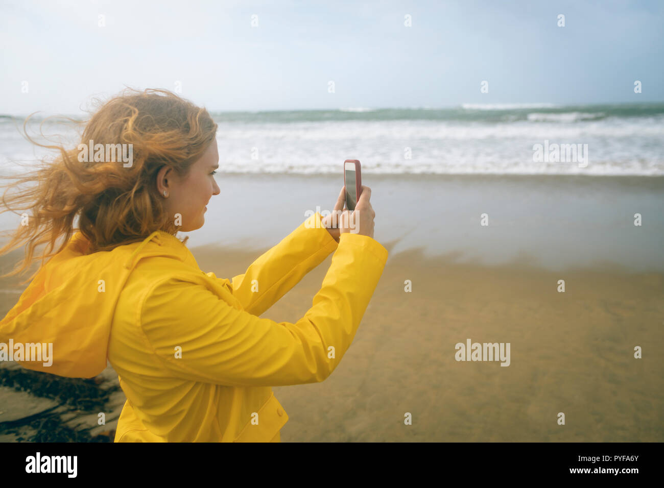 Woman clicking photos mobile phone hi-res stock photography and images ...