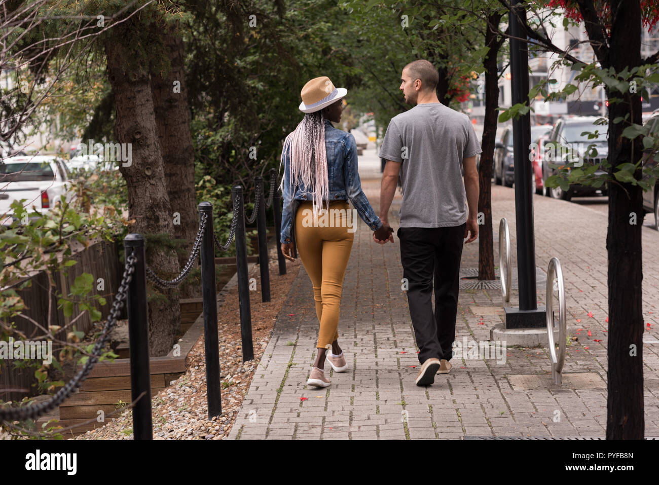 Black couple walking hi-res stock photography and images - Alamy