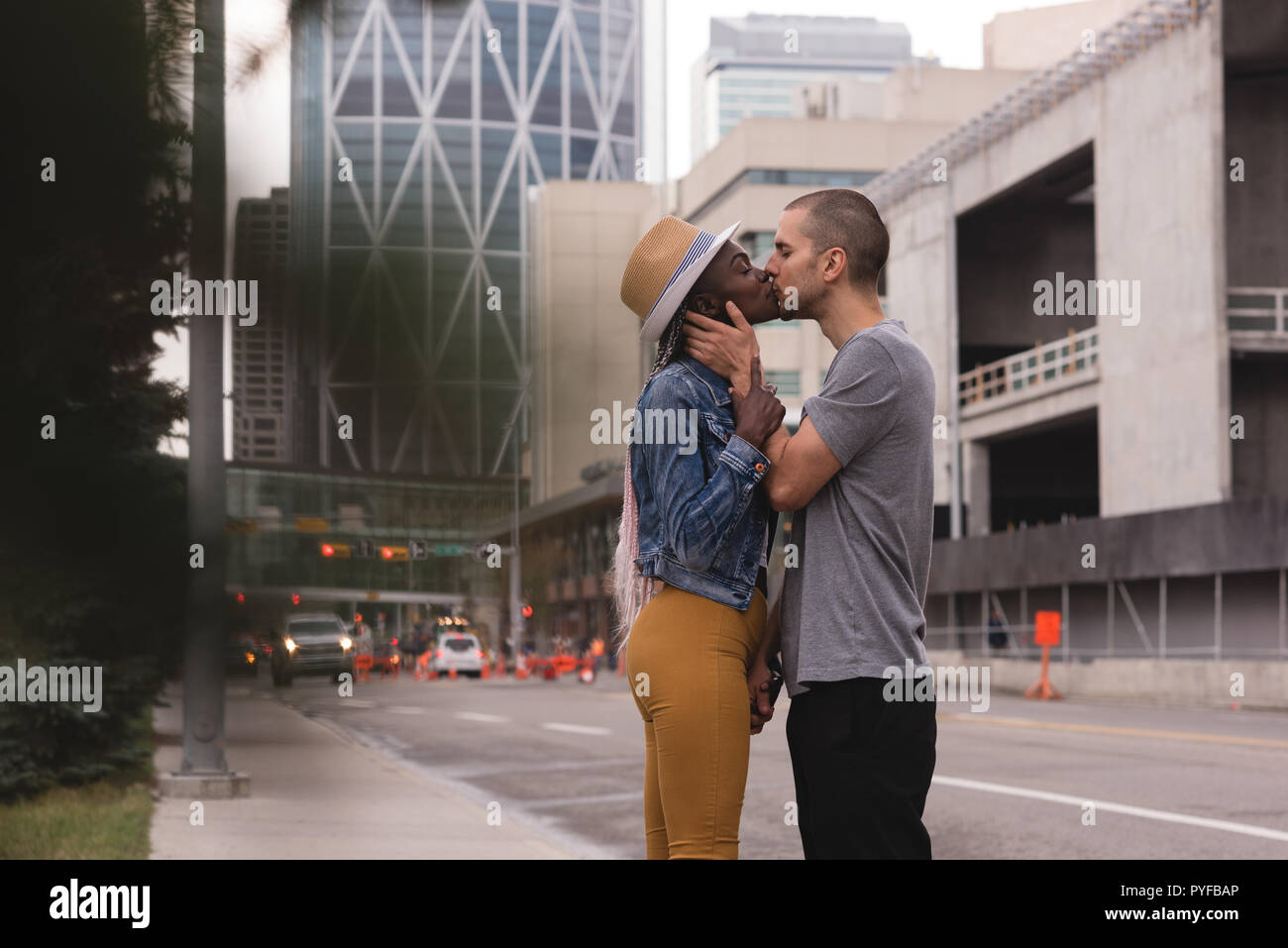 Couple kissing street hi-res stock photography and images - Alamy