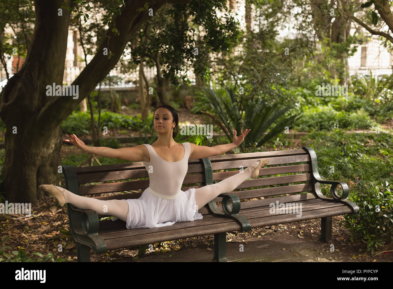Urban dancer dancing in the park Stock Photo - Alamy